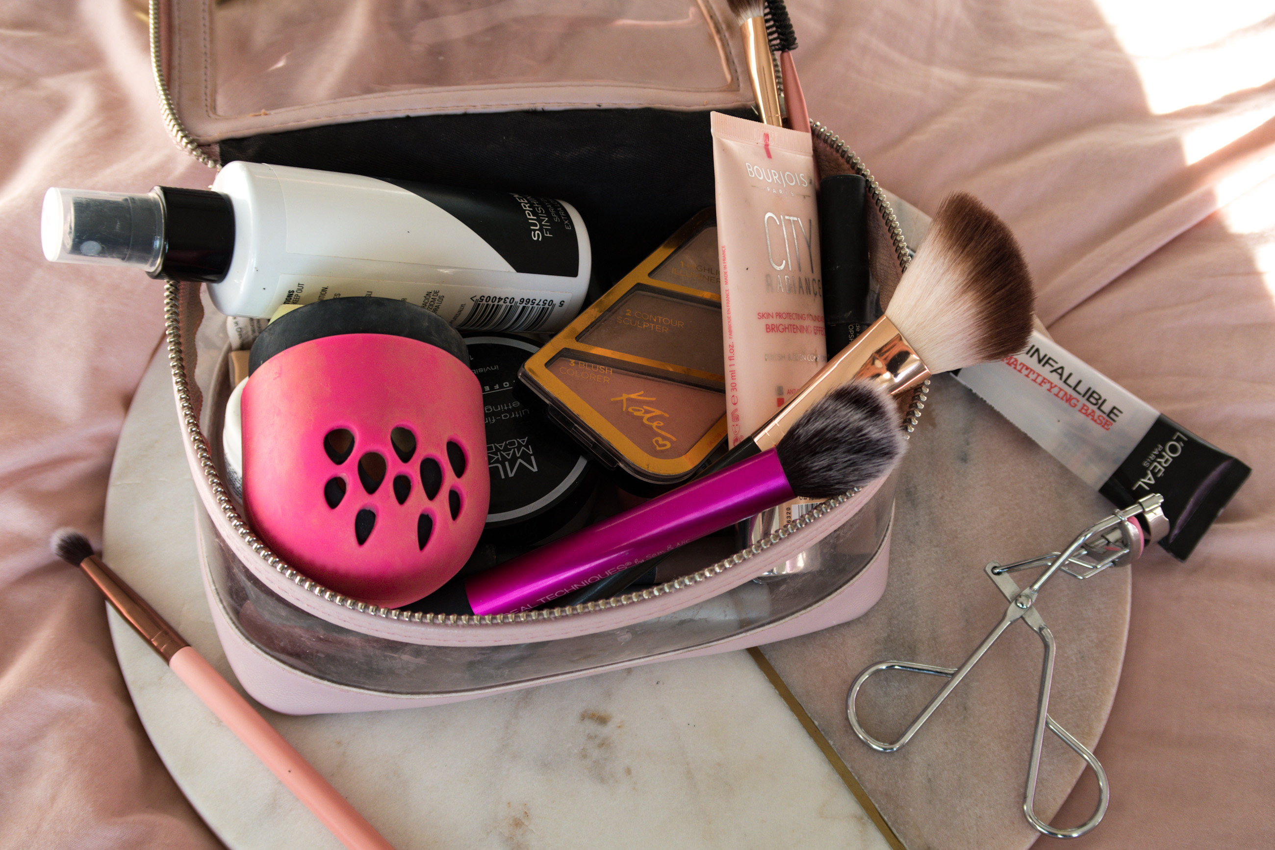 WHAT’S IN MY MAKE UP BAG? – Lizzie's Week